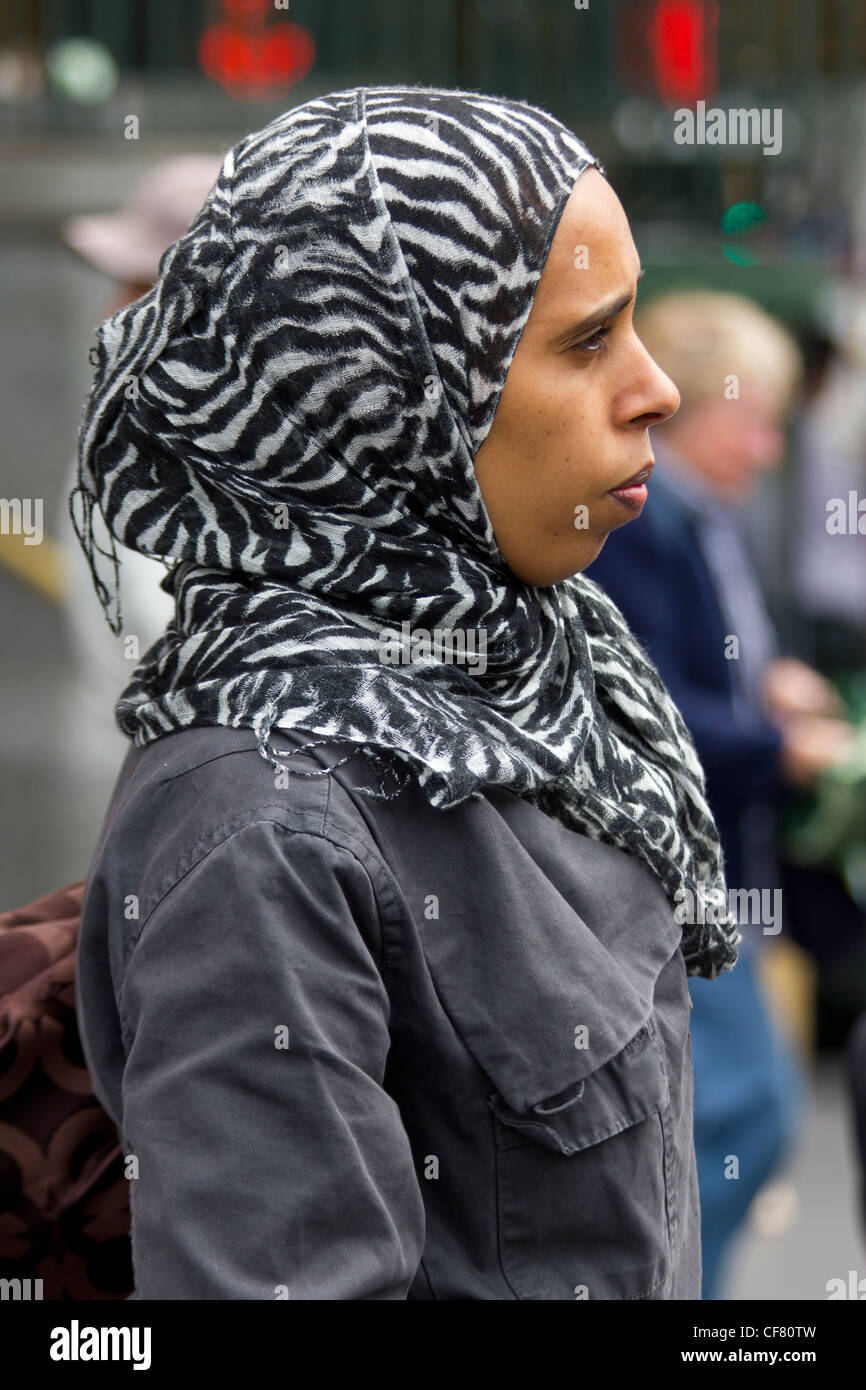 Femme musulmane voilée Banque de photographies et d’images à haute ...