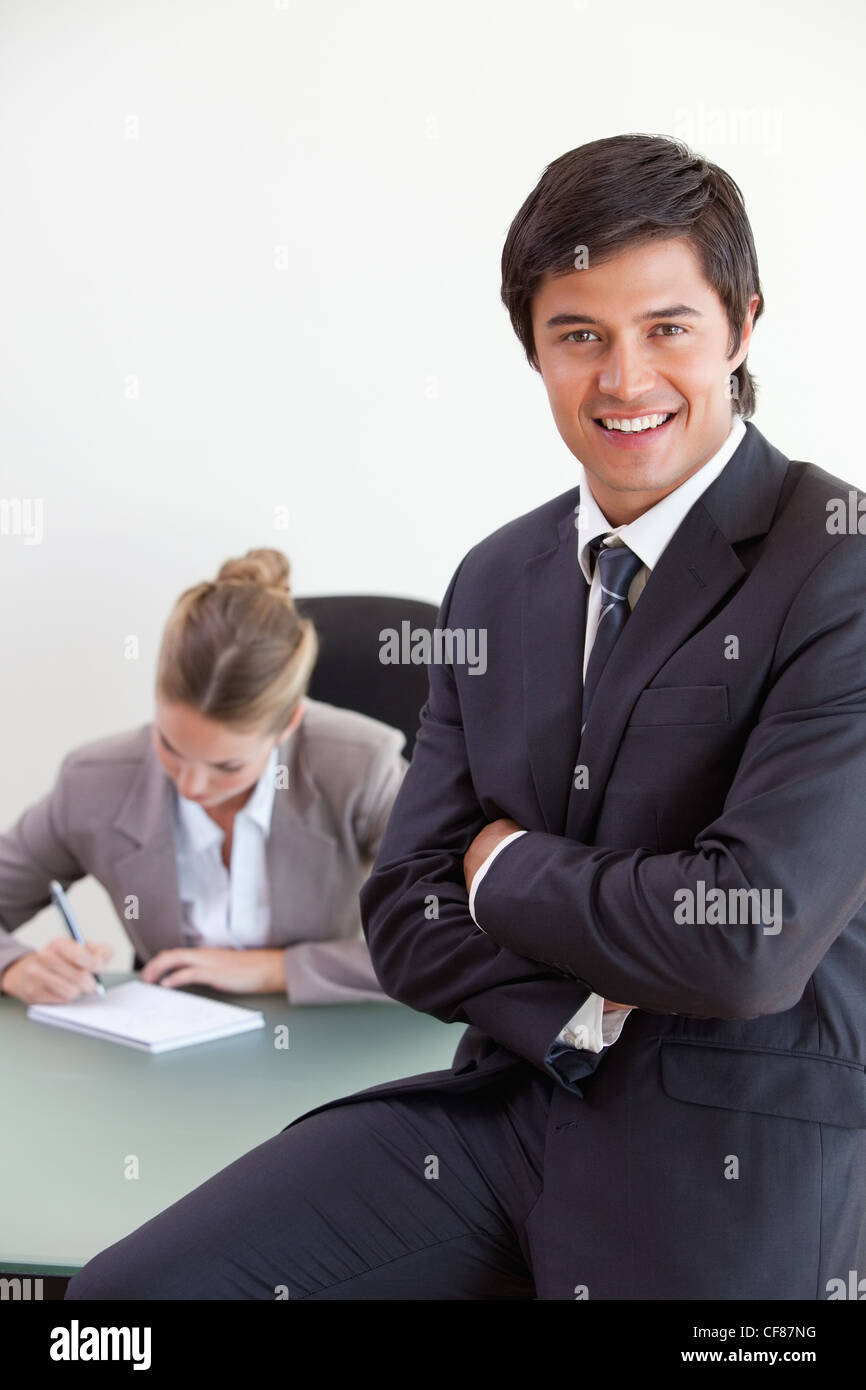 Portrait d'un employé de bureau qui pose alors que son collègue de ...