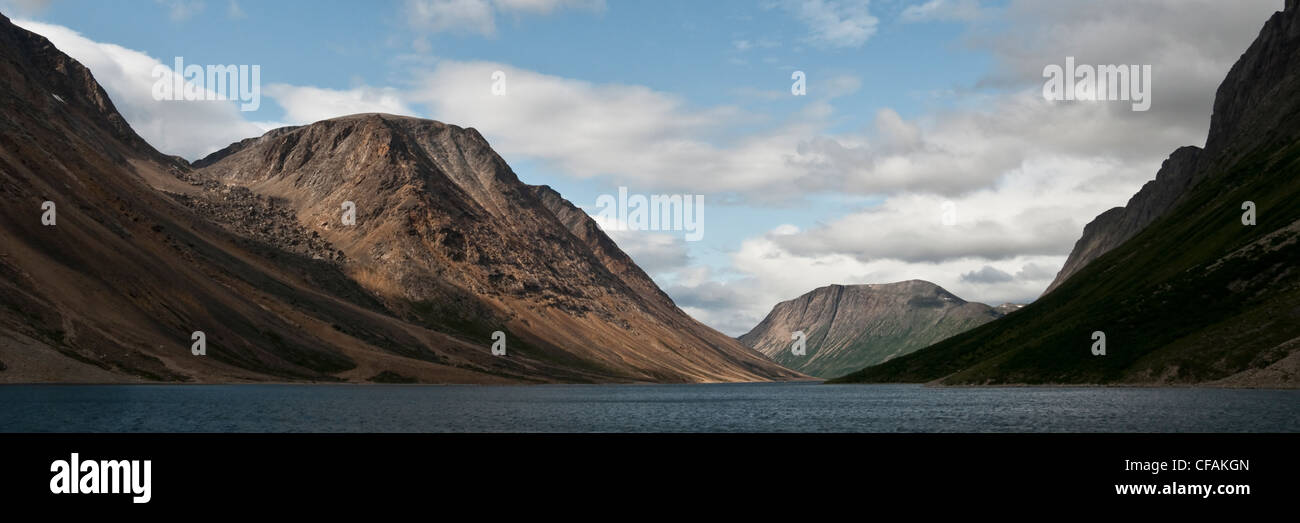 Voir dans l'une des baies de Fjord Saglek au sein du Parc National des ...
