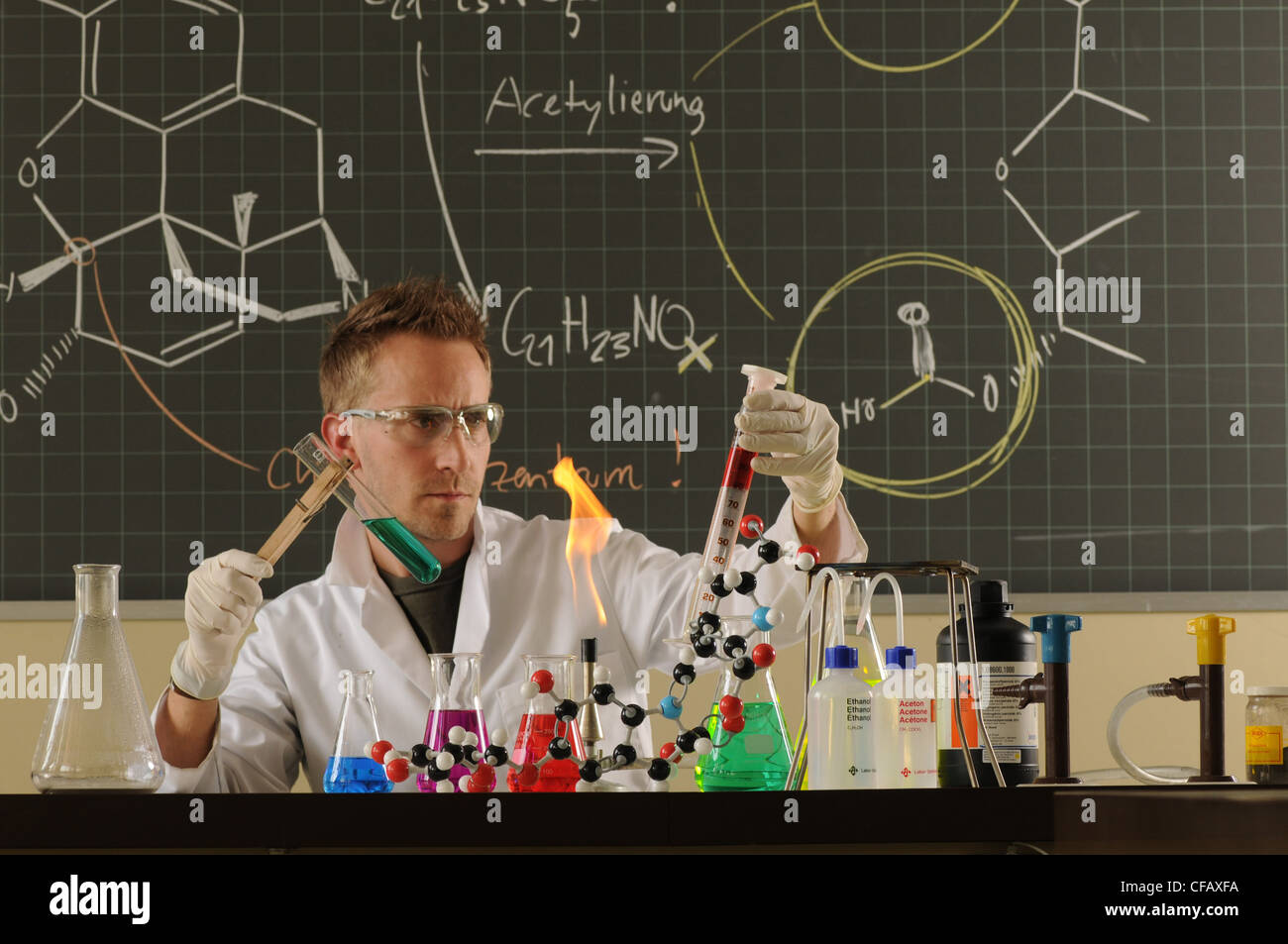 L'homme, de la recherche, professeur, Laboratoire de chimie, formules ...