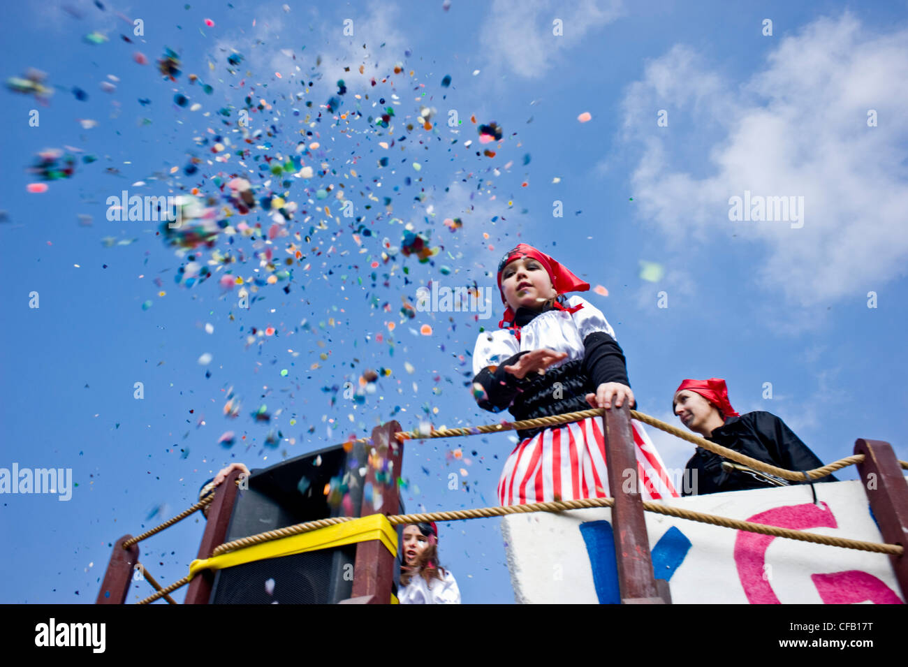 Costumes et des confettis à la parade du Carnaval traditionnel de ...
