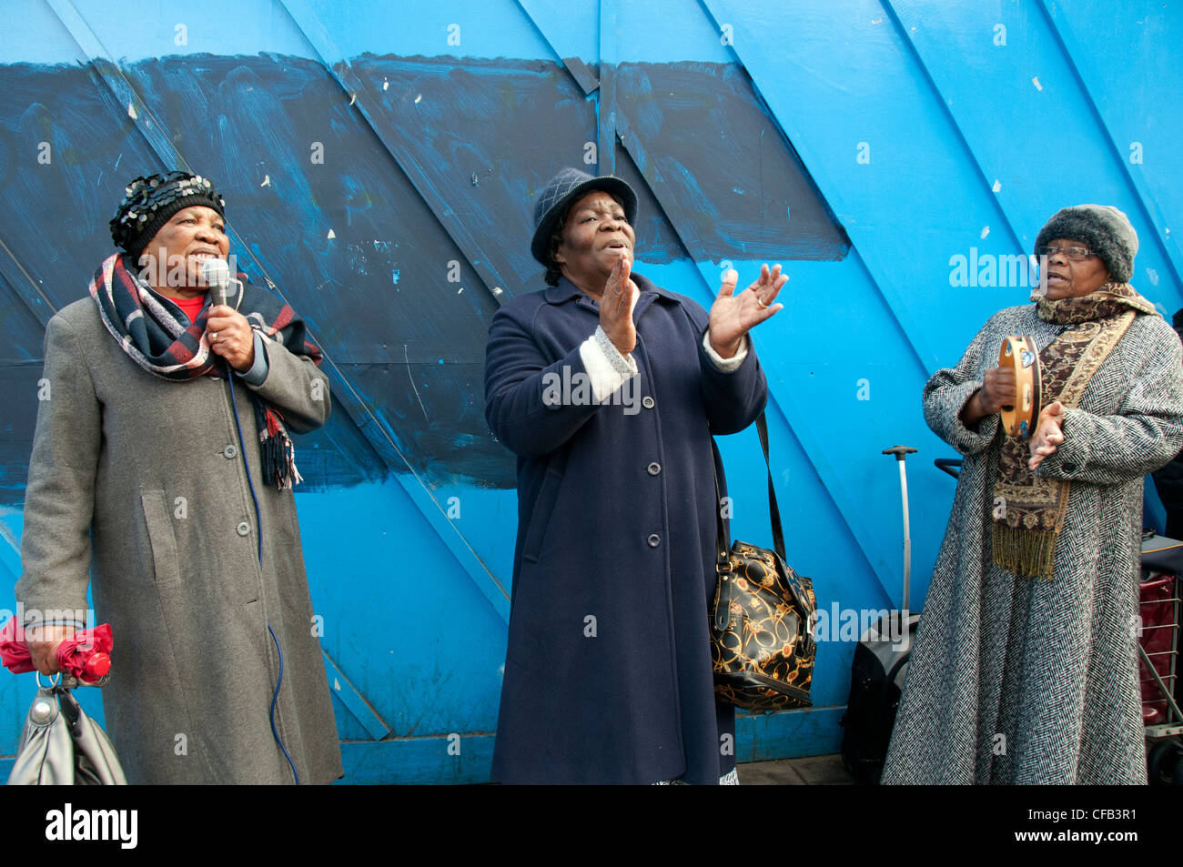 Chantant dans la rue Banque de photographies et d’images à haute ...