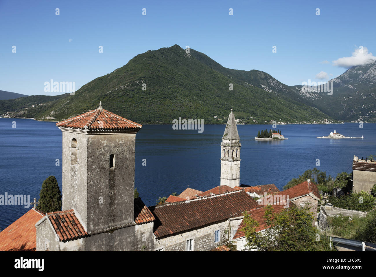 Voir l'église de Sveti Nikola avec Bell Tower, dans l'arrière-plan l ...