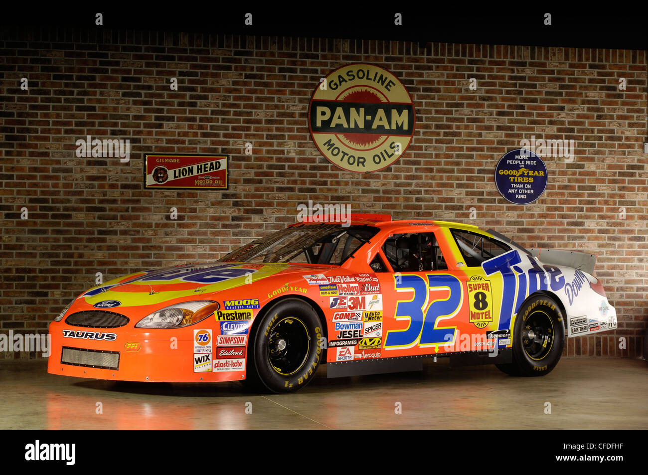 Ford taurus nascar race car Banque de photographies et d’images à haute ...