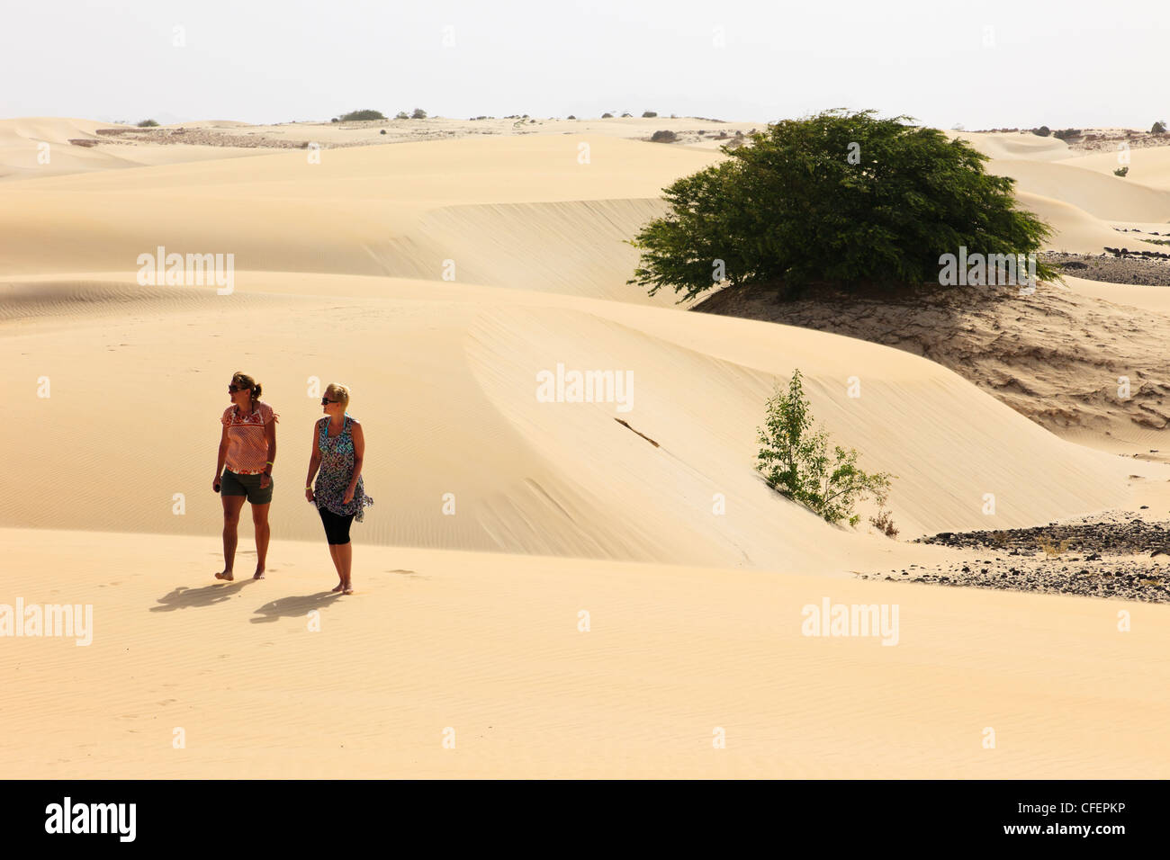 Deserto de Viana, Boa Vista, Cap Vert. Vue de deux touristes marchant ...