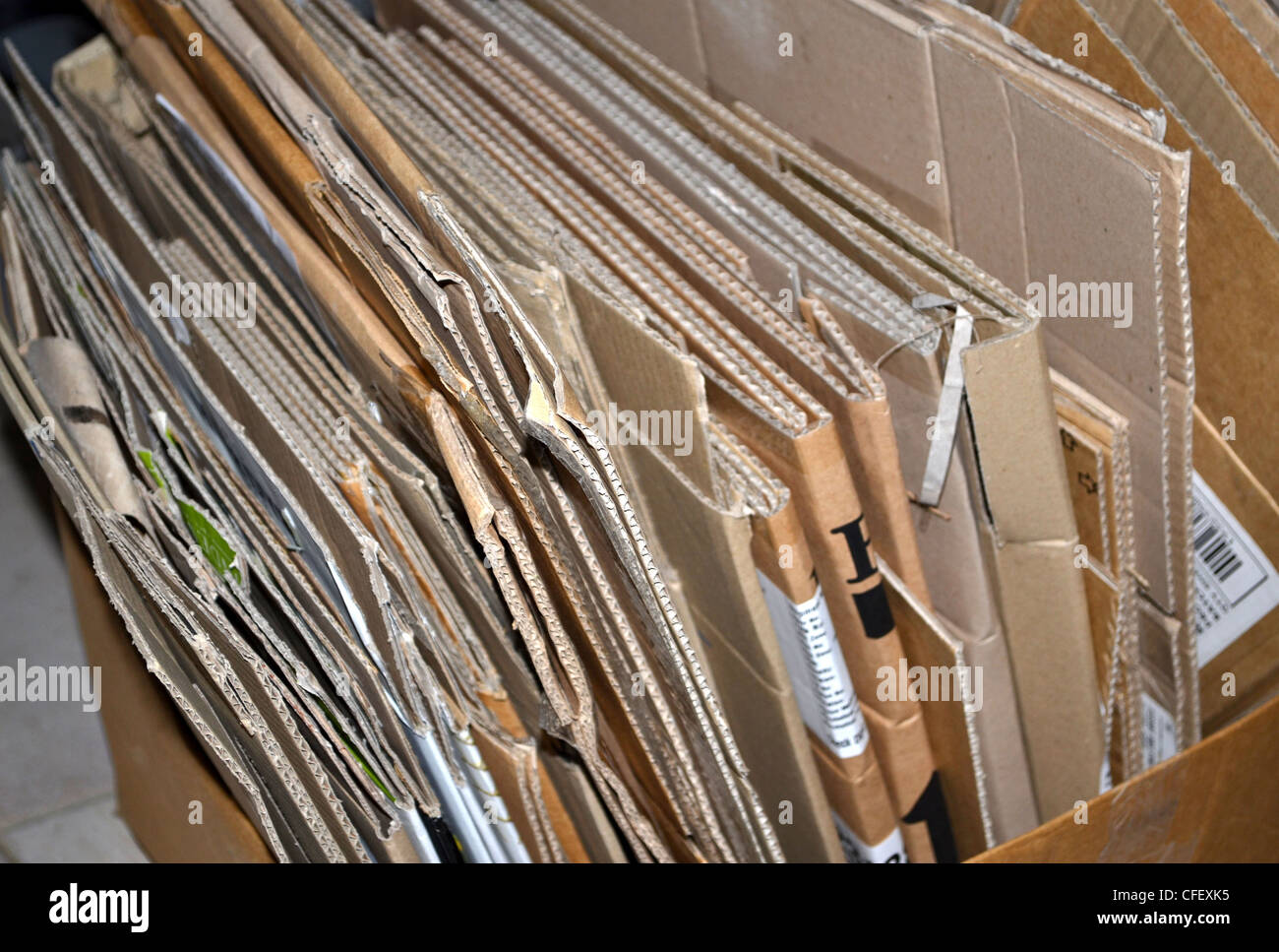 Pile de boîtes en carton plat Photo Stock - Alamy