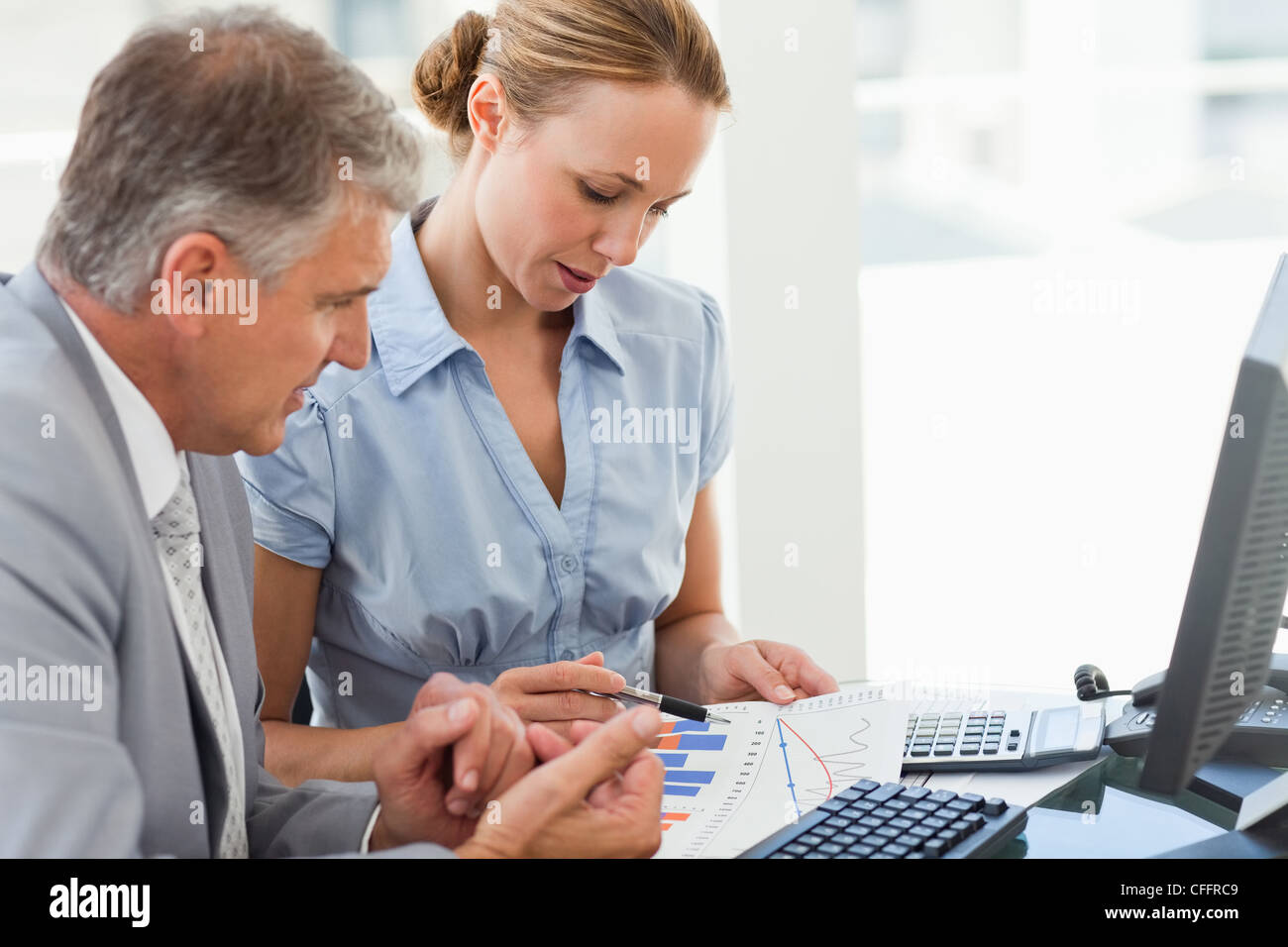 Patron à diagrammes avec son employé Photo Stock - Alamy