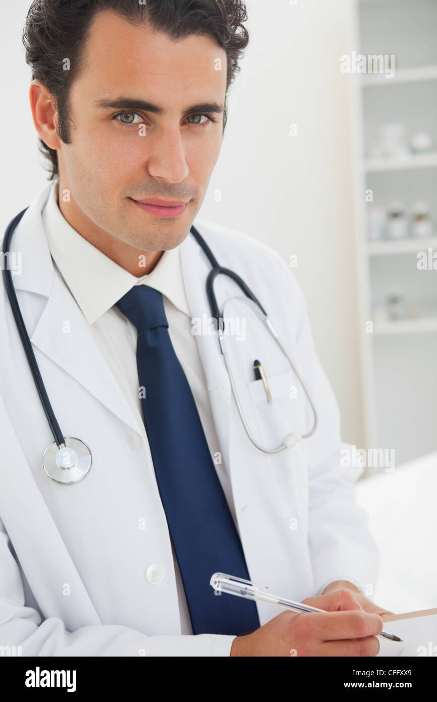 Male doctor Banque de photographies et d’images à haute résolution - Alamy