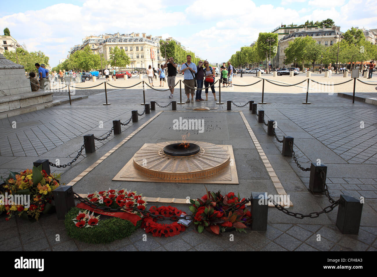 La Flamme éternelle sur la tombe du Soldat inconnu à l'Arc de Triomphe ...