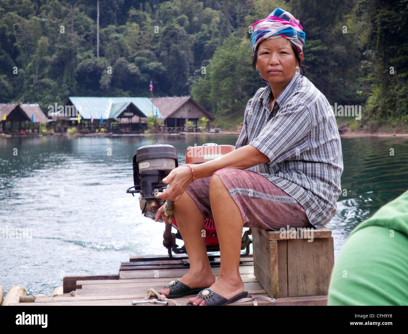 En radeau de bambou sur la station Chiaw Lan Lake, dans le parc ...