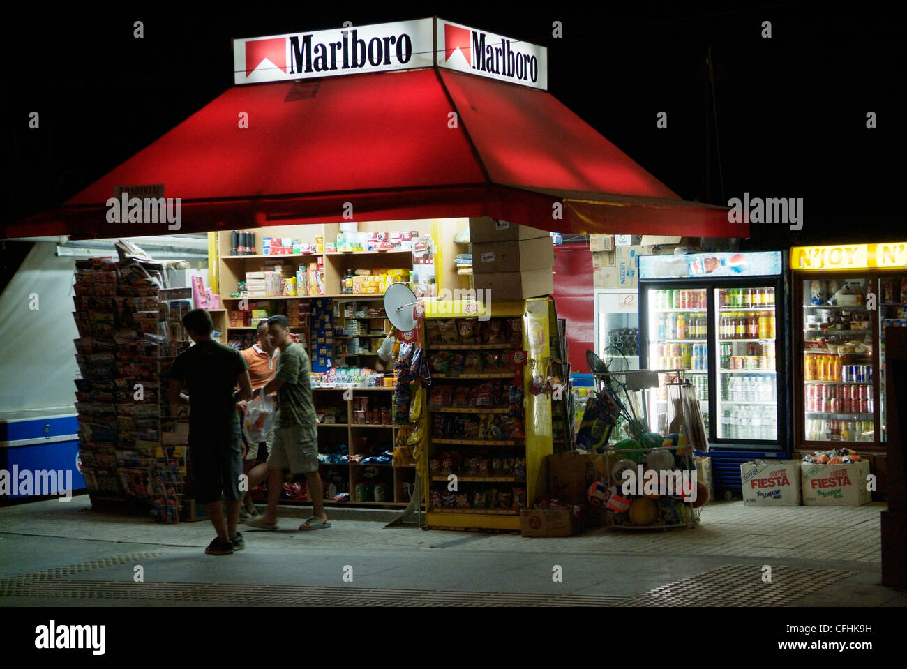 Grèce Athènes la nuit Glifada kiosque avec un témoin lumineux de ...