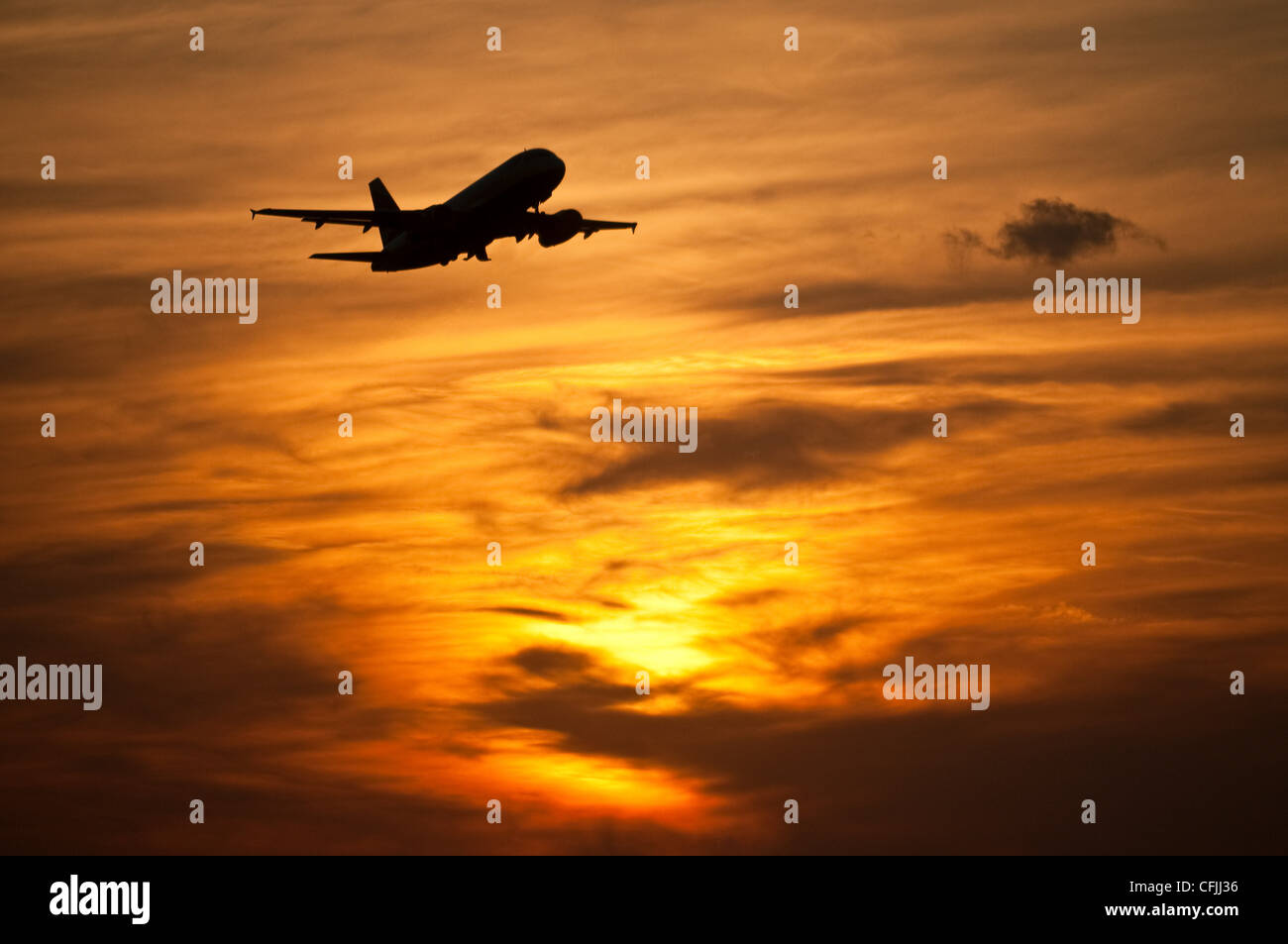 Avion Volant Dans Le Ciel Banque d'image et photos - Alamy