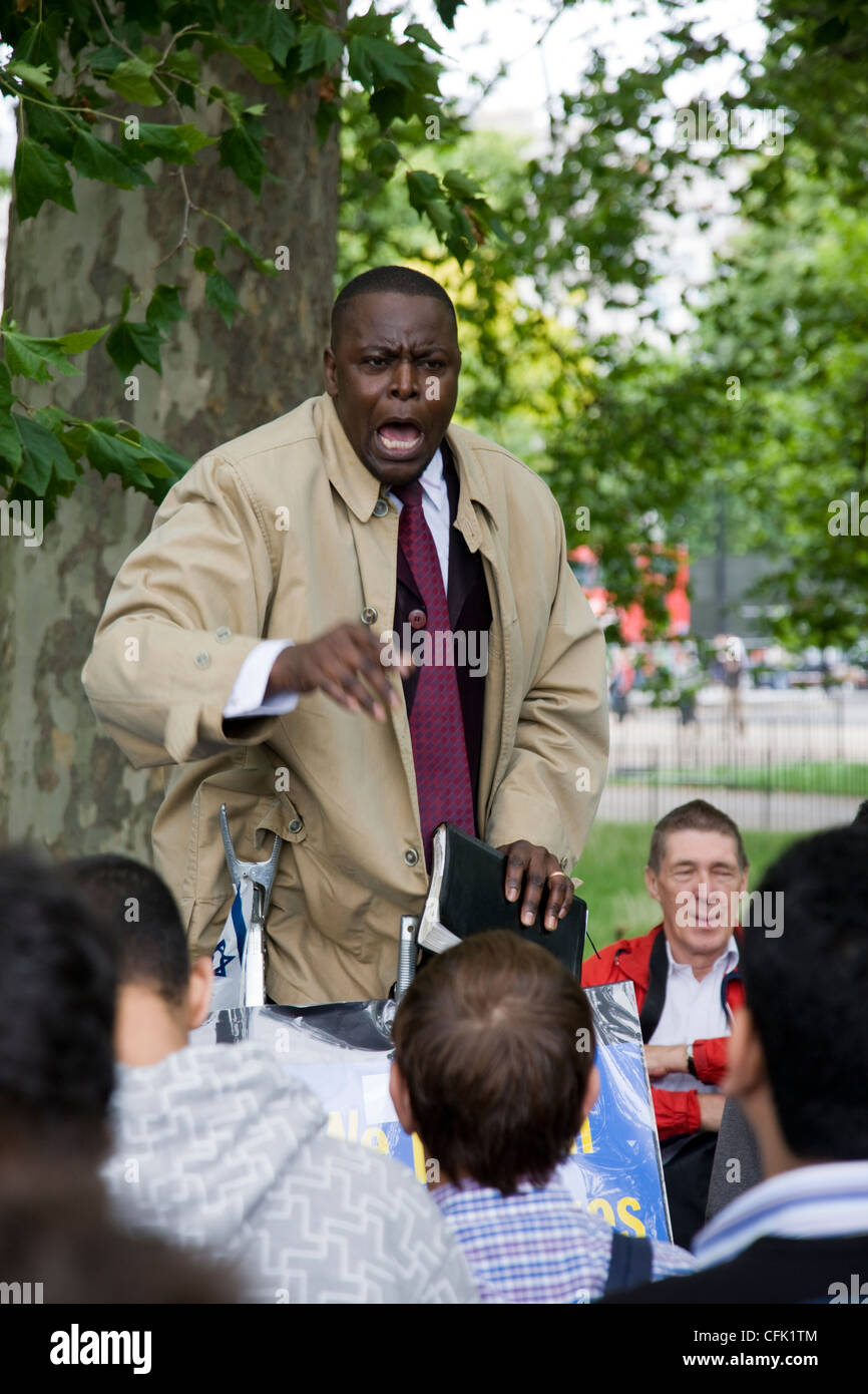 Prédicateur évangélique enthousiaste, agitant ses bras autour et ...