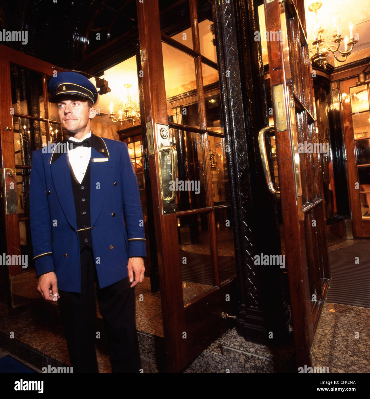 Portier au ritz Banque de photographies et d’images à haute résolution ...