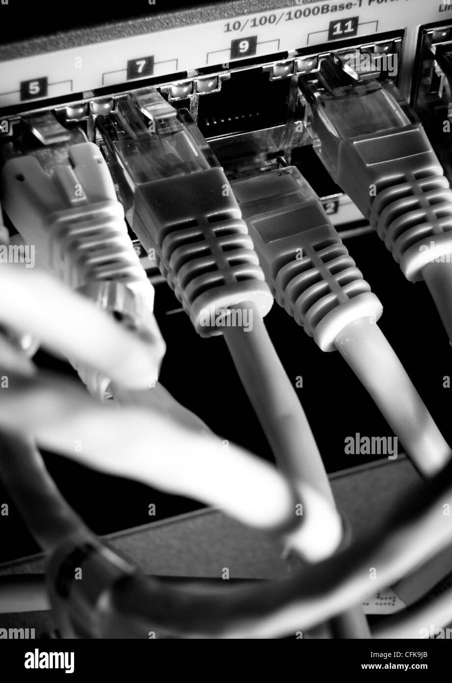 Les câbles connectés au concentrateur réseau Photo Stock - Alamy