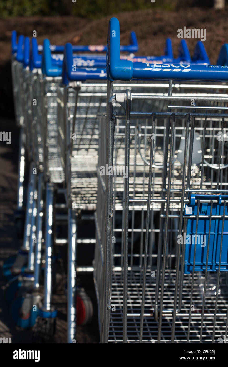 Tesco shopping trolleys Banque de photographies et d’images à haute ...