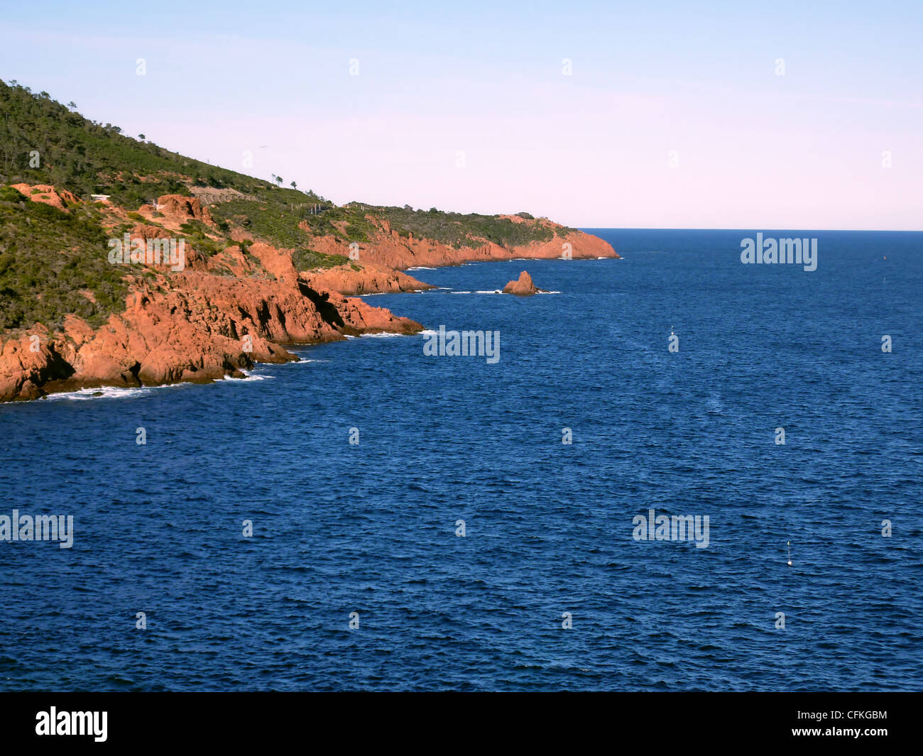 Le rouge de l'Estérel, au sud de la France, et la mer Méditerranée par ...