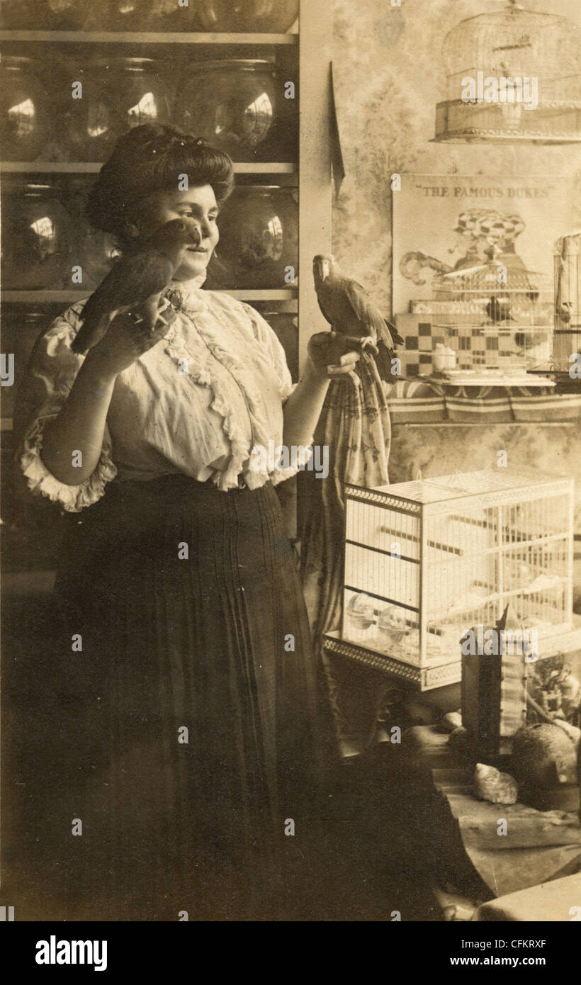 Femme avec animal exotique Banque de photographies et d’images à haute ...