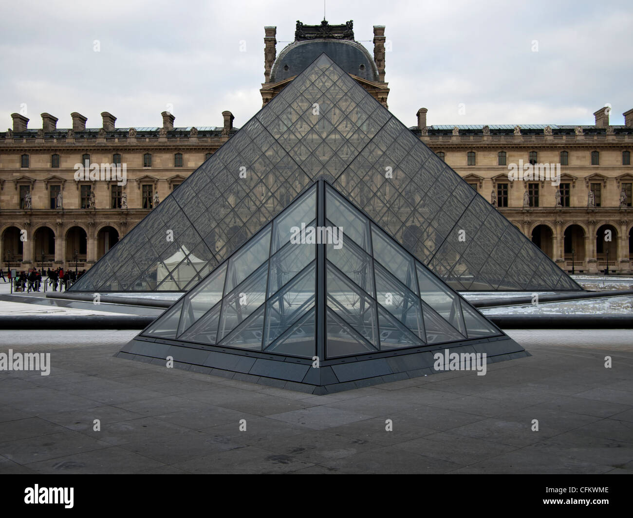 Pyramide du louvre paris Banque de photographies et d’images à haute ...