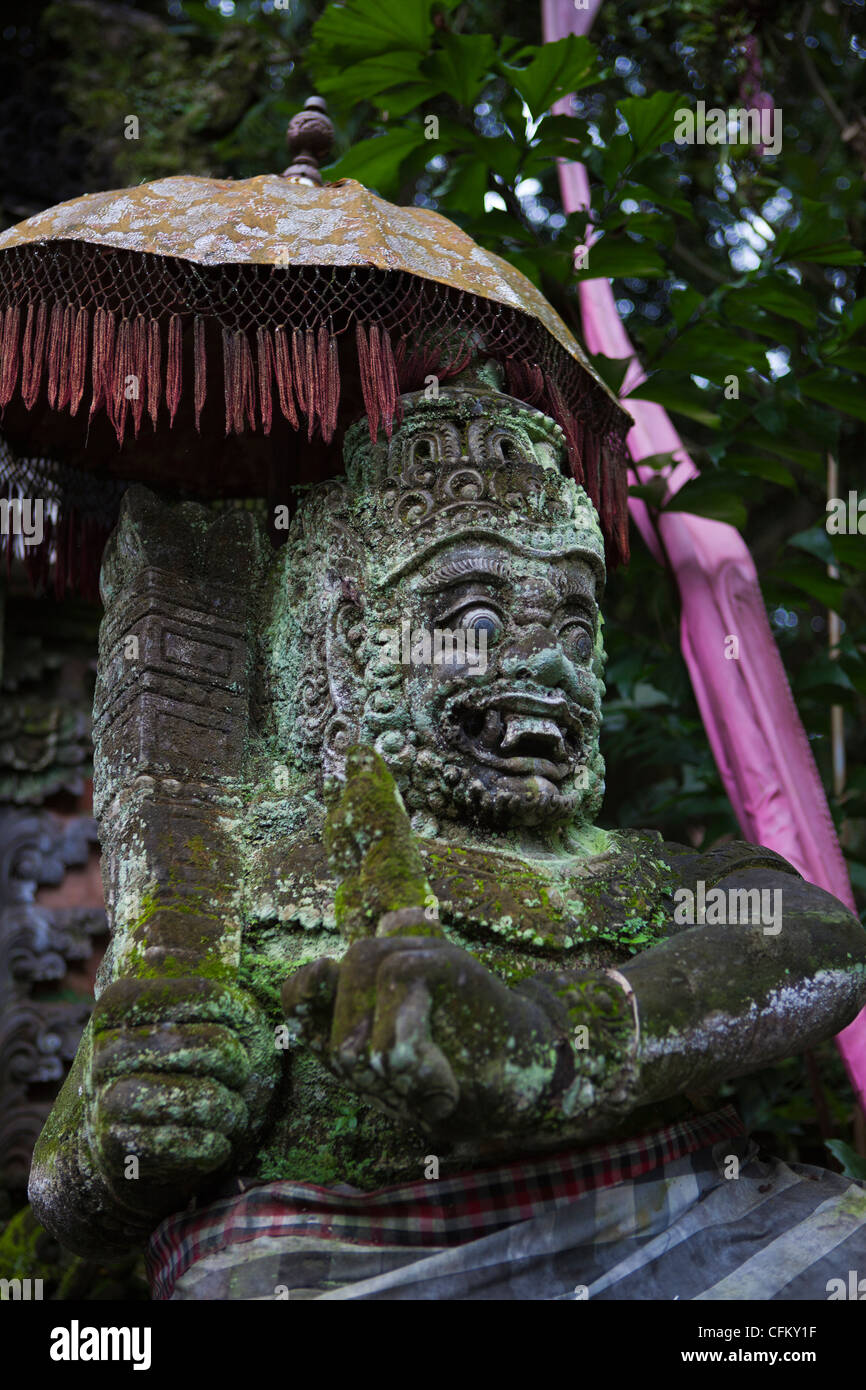 Demon statue temple garden Banque de photographies et d’images à haute ...