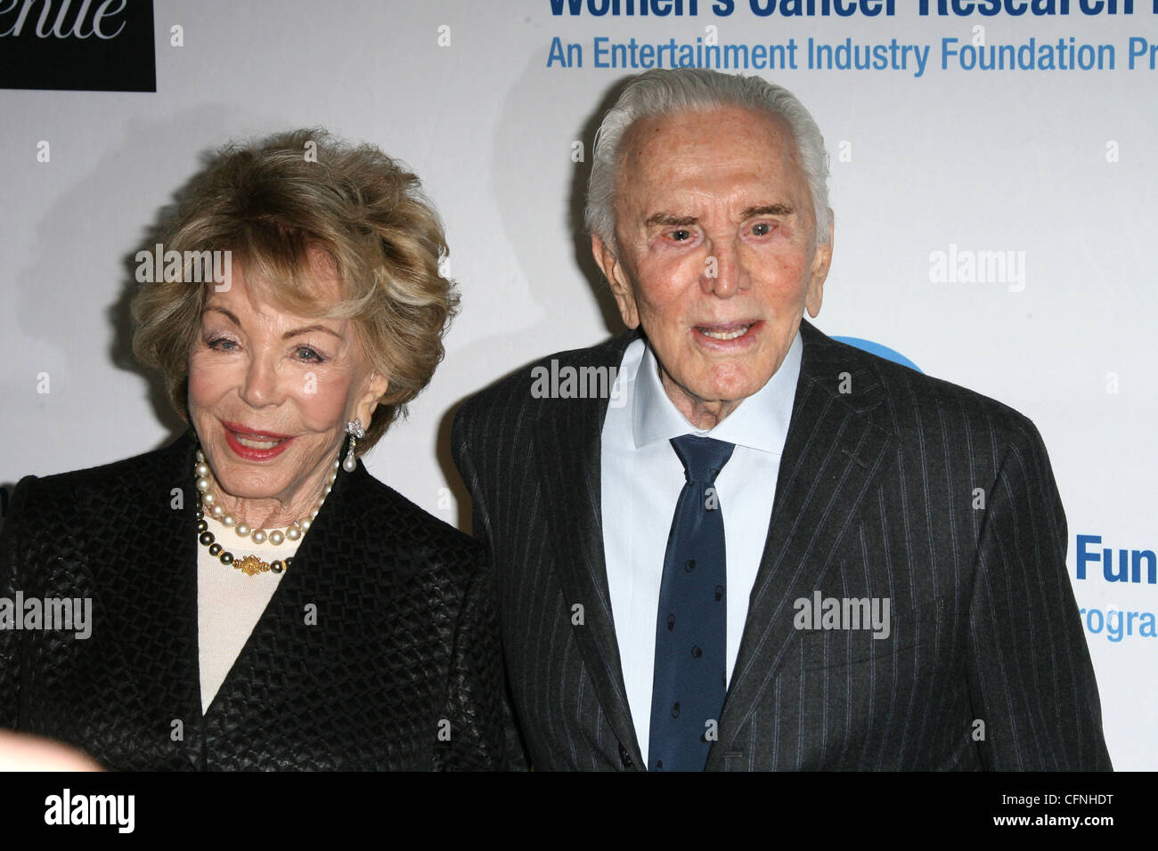 Kirk douglas et sa femme anne Banque de photographies et d’images à haute résolution - Alamy