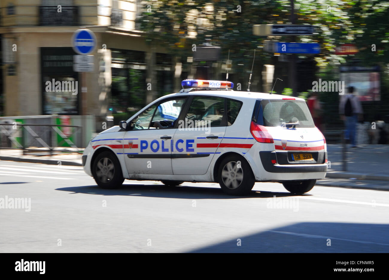 France - Paris une voiture de police sur un appel d'urgence, Renault ...
