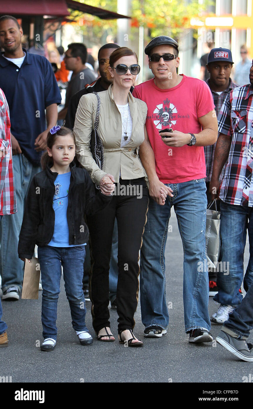 Kiersten Warren et son mari Kirk Acevedo shop du Grove avec leur fille ...