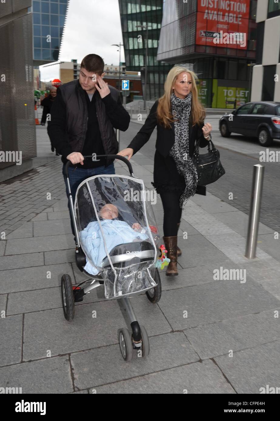 Jennifer Ellison avec mari et enfant Le Calendar Girls show avec Ruth ...