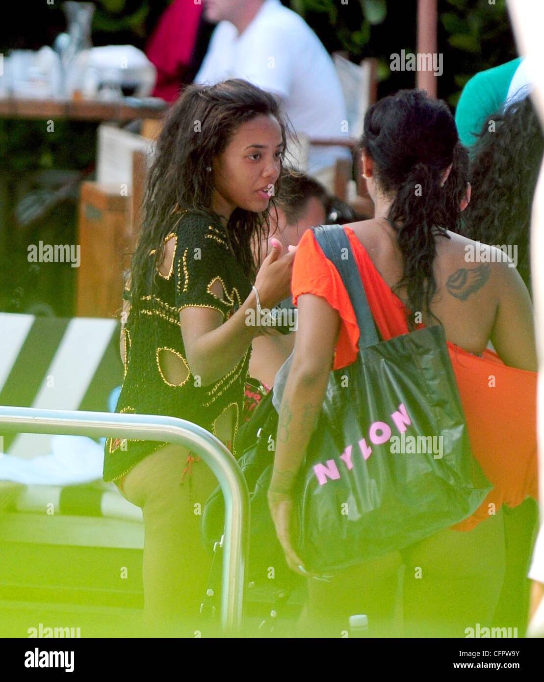 Angela Simmons flâner sur la plage avec ses amis South Beach, Miami ...