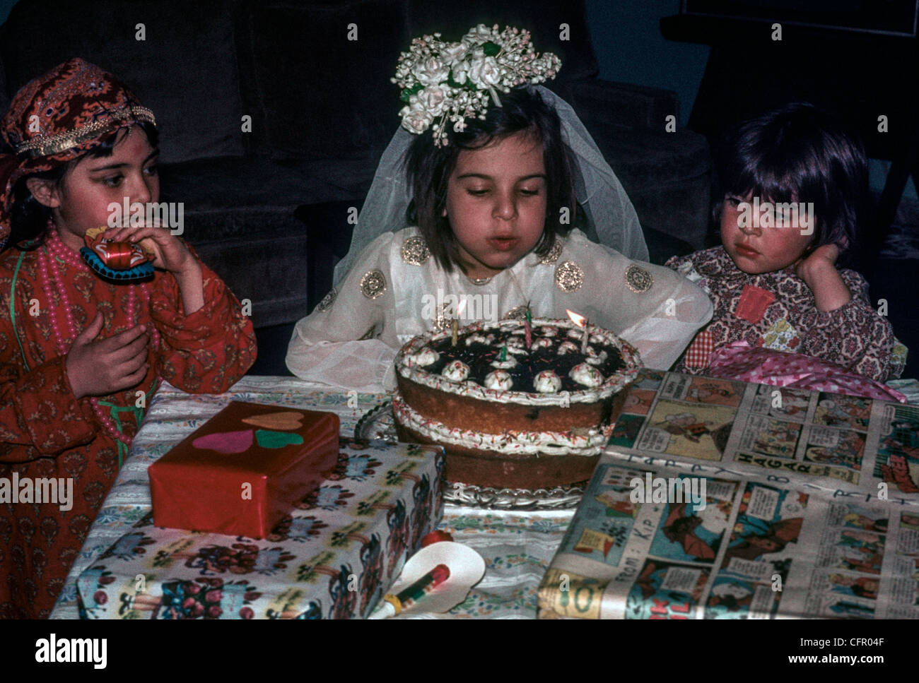 ARAK, IRAN : jeune fille iranienne habillé comme une épouse, célèbre ...