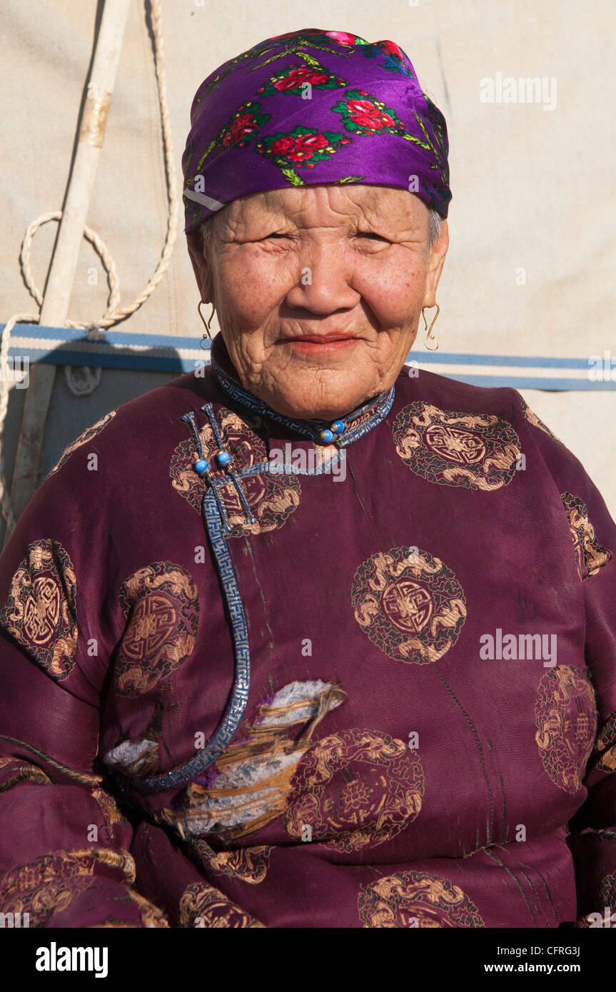 Vieux nomade mongol dans sa yourte Banque de photographies et d’images ...