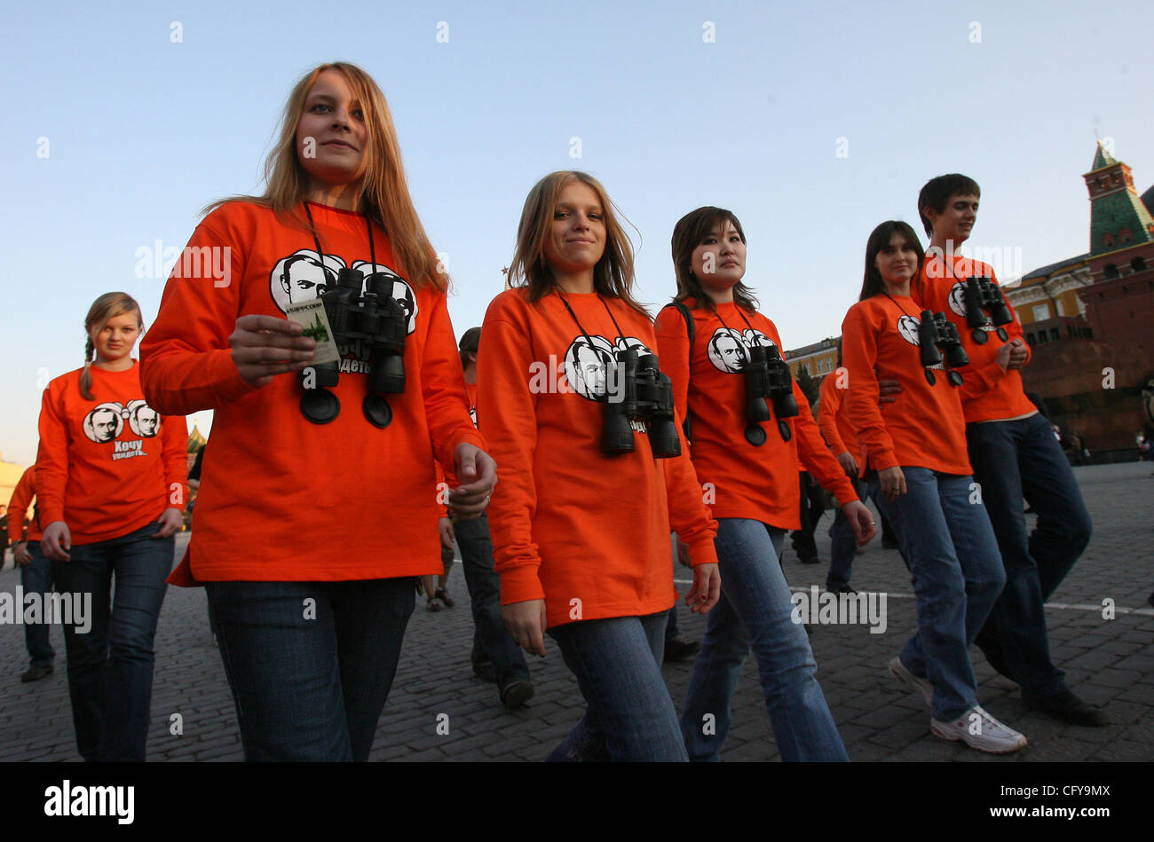 Les jeunes russes - membres du Fan Club de Poutine sur la Place Rouge à ...