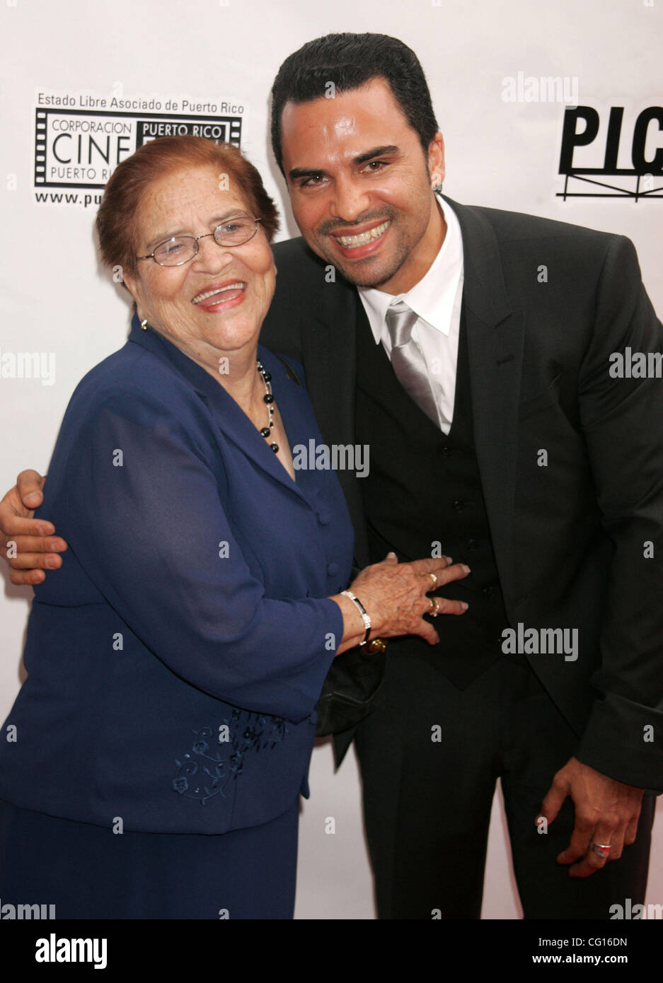 Jul 26, 2007 - New York, NY, USA - Acteur MANNY PEREZ et sa mère à l ...
