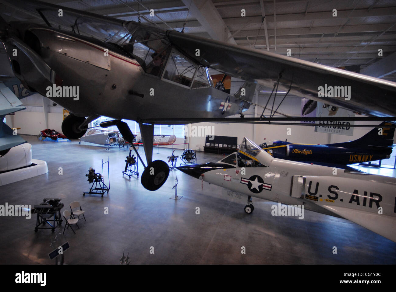 JUMP - un vieil avion avec un faux intérieur pilote 'swoops' à travers ...