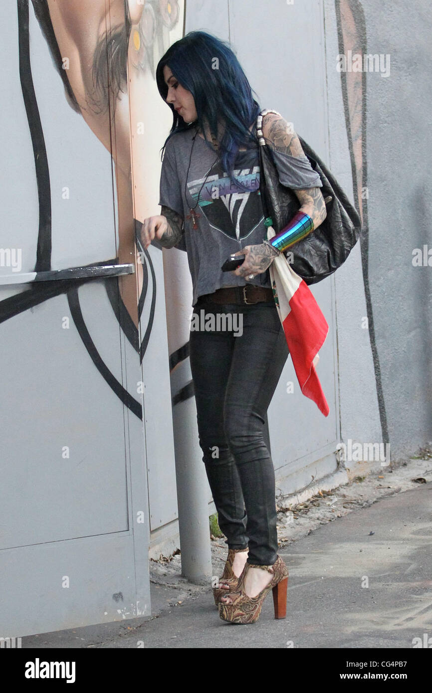 Kat Von D 'laissant LA INK' le port d'un anneau. JAMES ENGAGÉ POUR VON ...