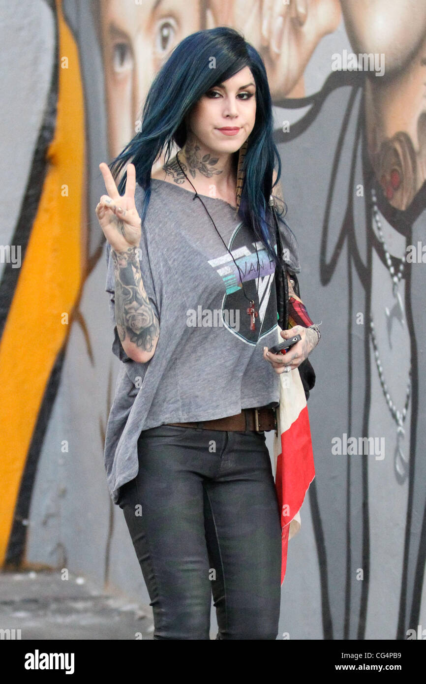 Kat Von D 'laissant LA INK' le port d'un anneau. JAMES ENGAGÉ POUR VON ...