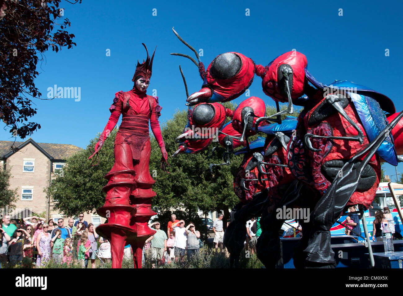 Des insectes géants qui marchent sur pilotis au festival Great Yarmouth ...