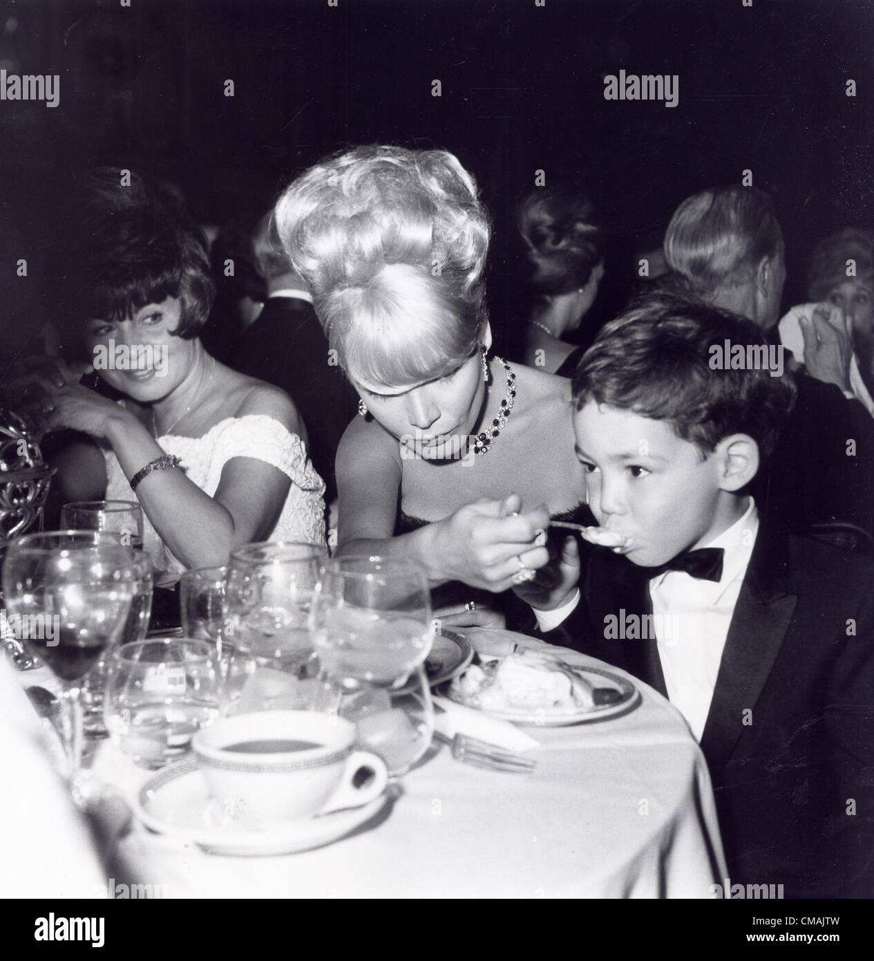 SANDRA DEE avec fils Dodd Mitchell à Cocount Grove.AKA Alexandra Zuck ...