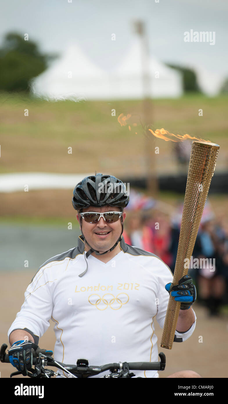 6 juillet 2012, Hadleigh Farm, dans l'Essex. La flamme olympique passe ...