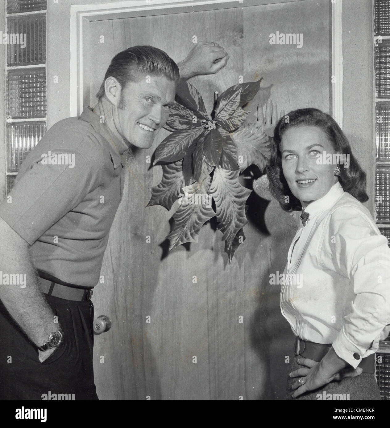 CHUCK CONNORS avec son épouse Elizabeth Jane Riddel.Fourni par Photos ...