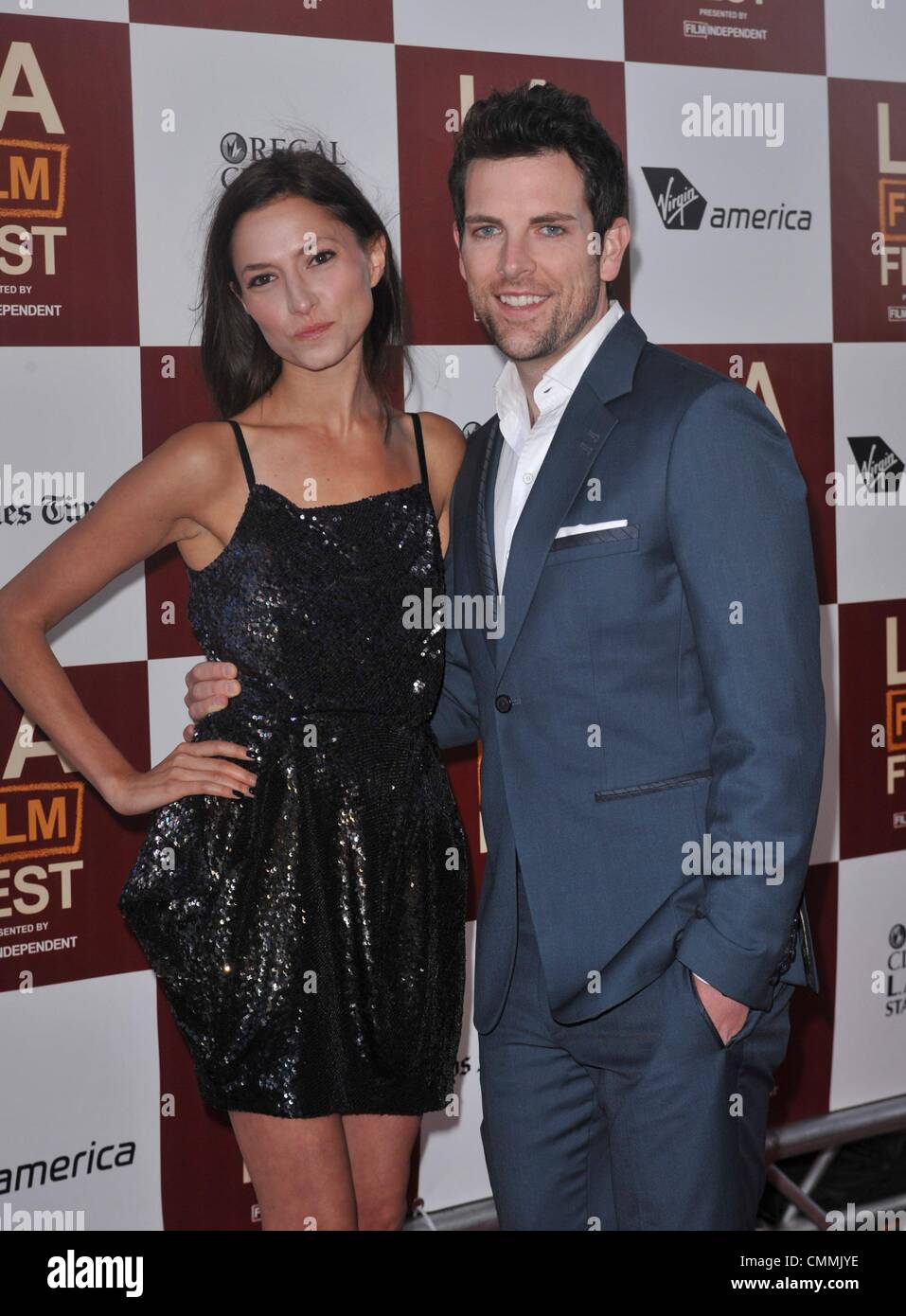 Laura Perloe, Chris Mann au hall des arrivées pour la RECHERCHE D'UN(E ...