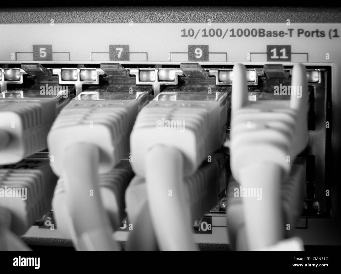 Les câbles connectés au concentrateur réseau Photo Stock - Alamy