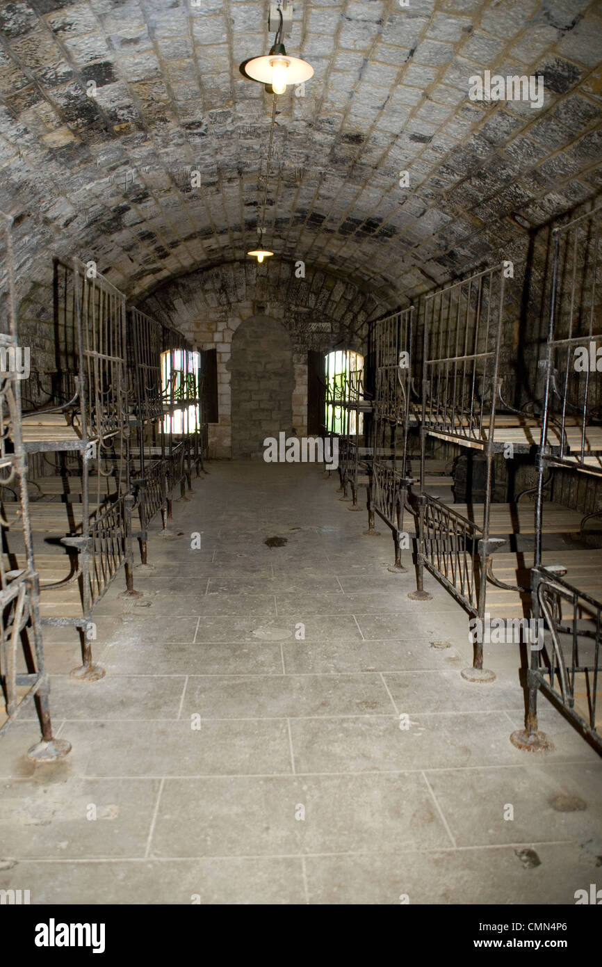 L'intérieur du Fort Douaumont dortoir de l'emplacement de grands ...