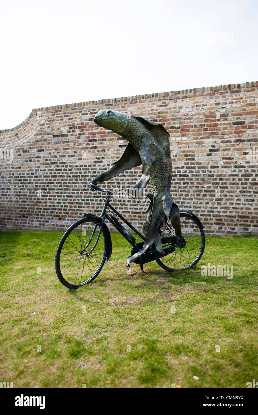 Steven Gregory's sculpture de bronze, le poisson sur un vélo, installé ...