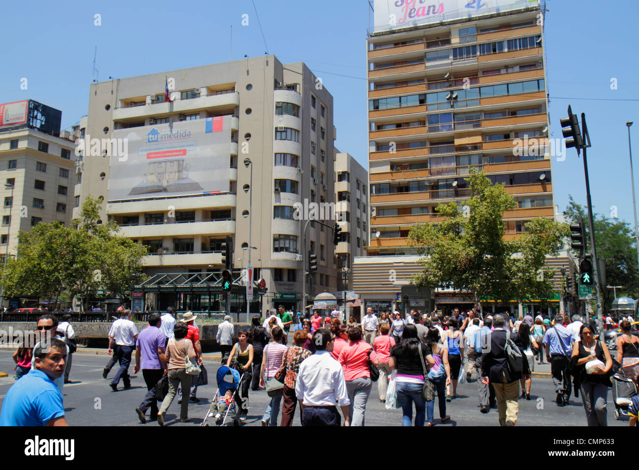 Intersection de rue avec feux de circulation Banque de photographies et ...