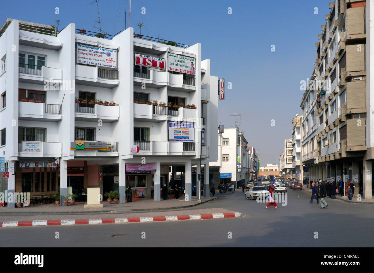 Scène de rue au nord-ouest de Rabat au Maroc. La capitale et la ...