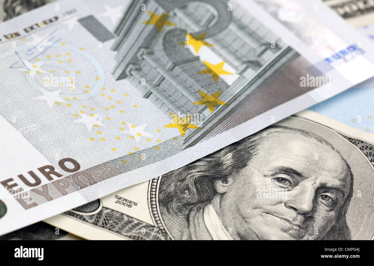 100 dollars et 100 billets en euros Banque de photographies et d’images à haute résolution - Alamy