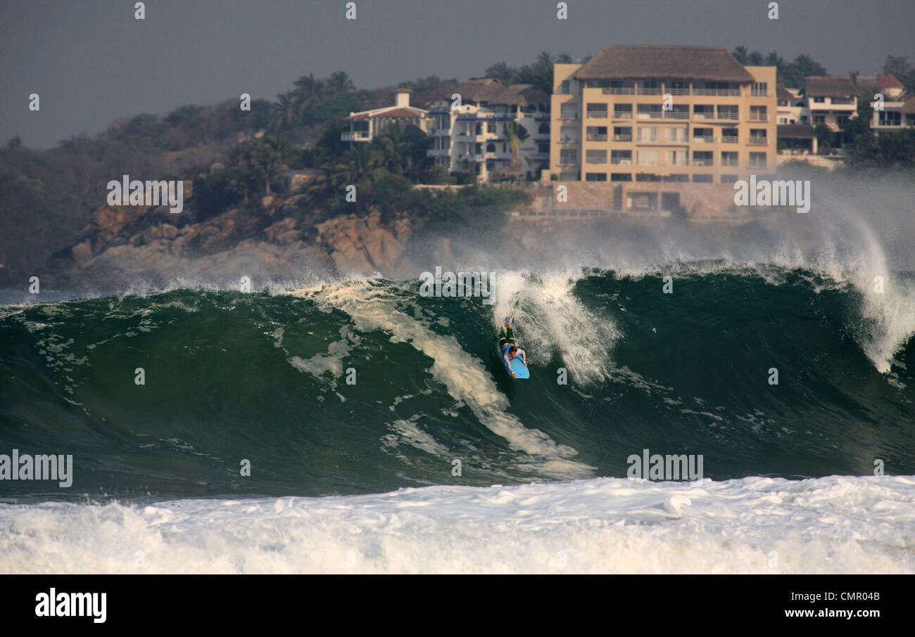 Body boarder le surf sur une vague immense plage Playa Zicatela. Puerto ...