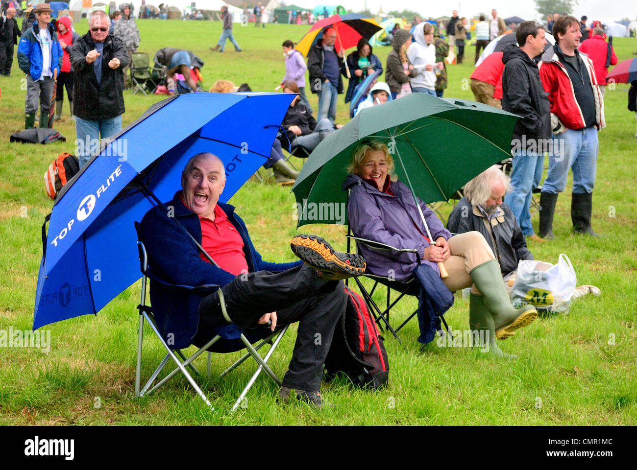 Spectateurs sous la pluie Banque de photographies et d’images à haute ...