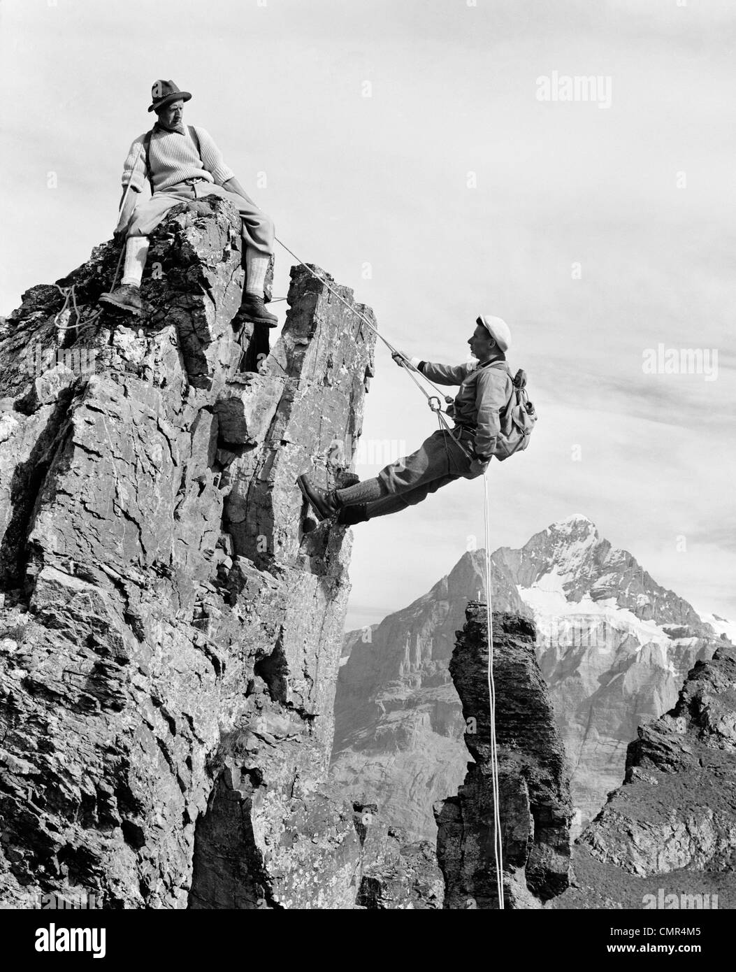 Mountain climber climbing retro Banque d'images noir et blanc - Alamy